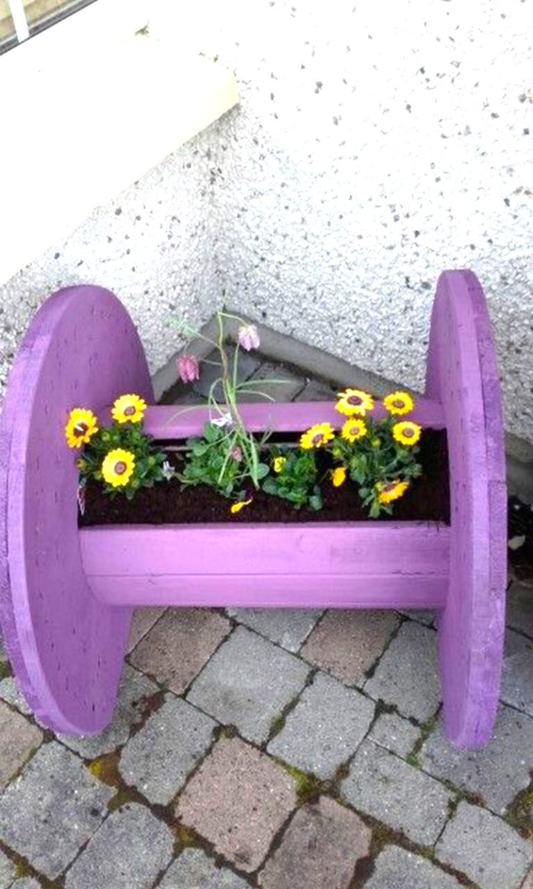 Awesome Wood Pallet Cable Spools Planters - HOW TO MAKE – DIY