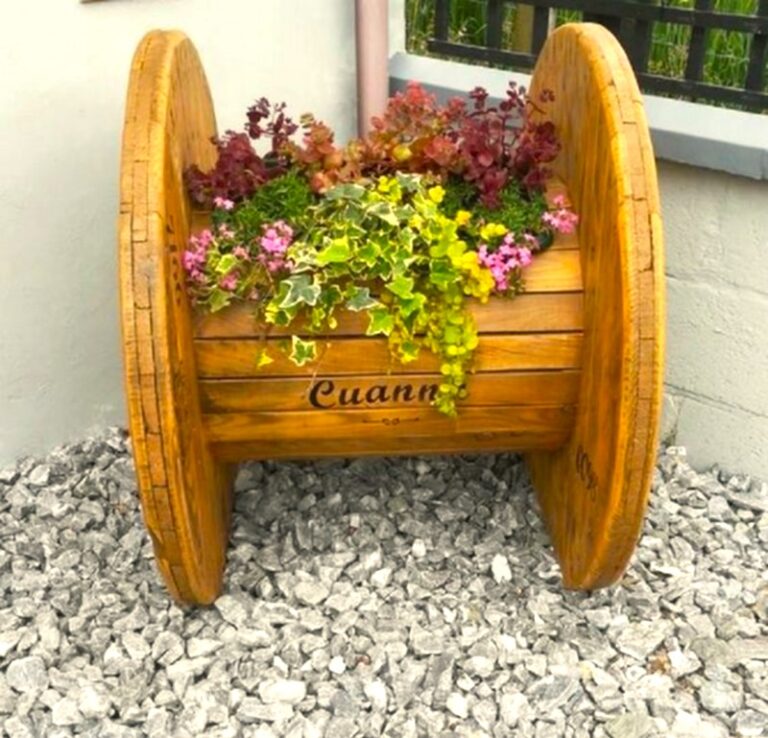 Awesome Wood Pallet Cable Spools Planters - HOW TO MAKE – DIY